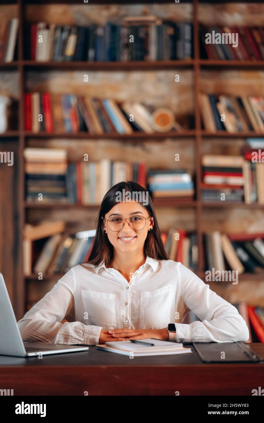 Woman office worker sits typing hi-res stock photography and images - Alamy
