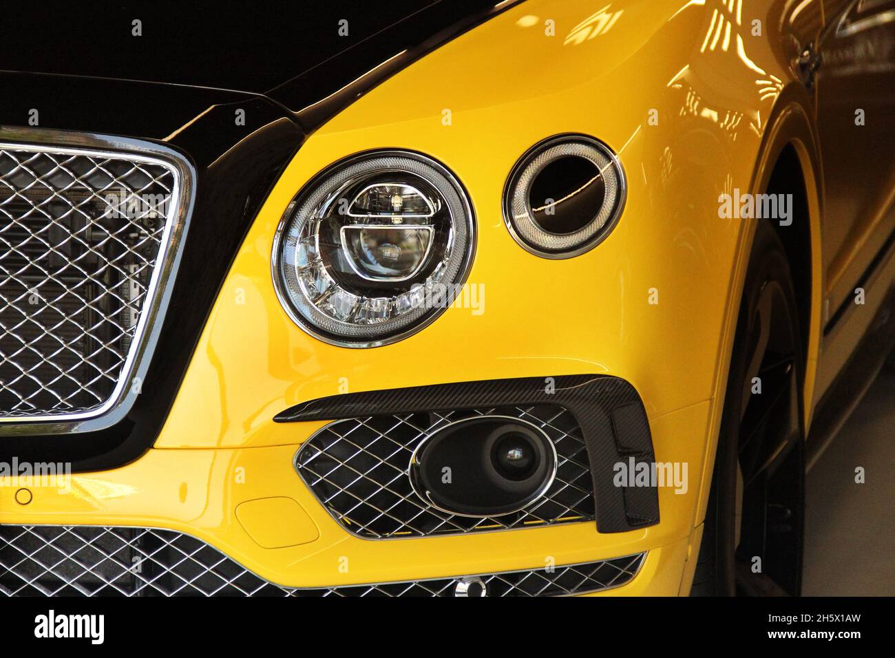 Yellow auto dashboard hi-res stock photography and images - Alamy