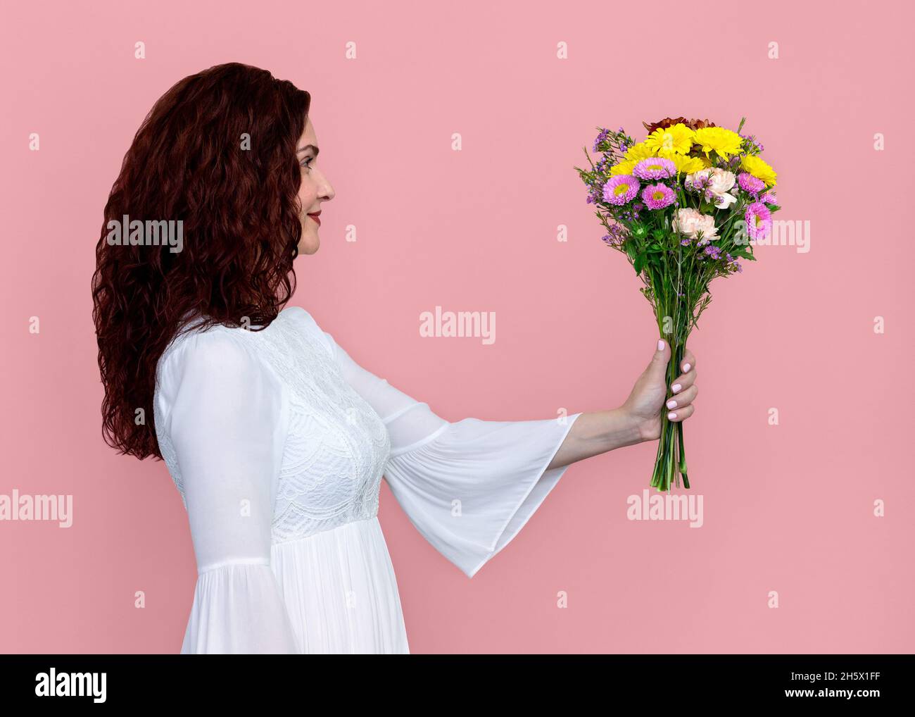 Giving flowers hi-res stock photography and images - Alamy