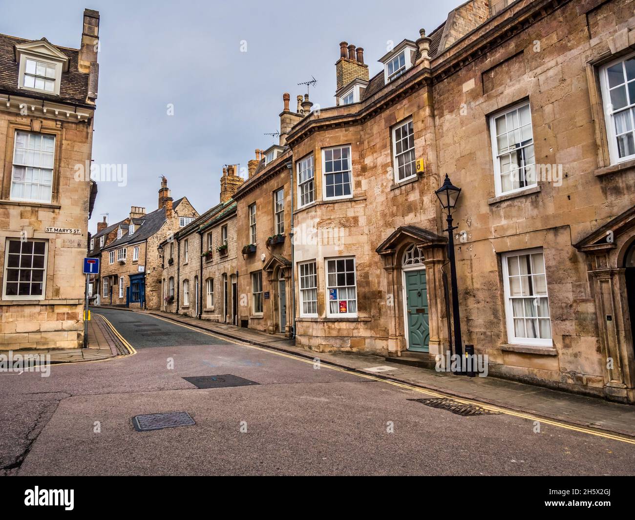 colourful-street-scene-in-the-lincolnshire-town-of-stamford-famous-for