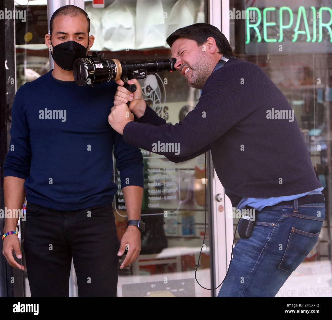 New York - NY - 20211001-Julianne Moore Filming Apple Movie Sharper ...