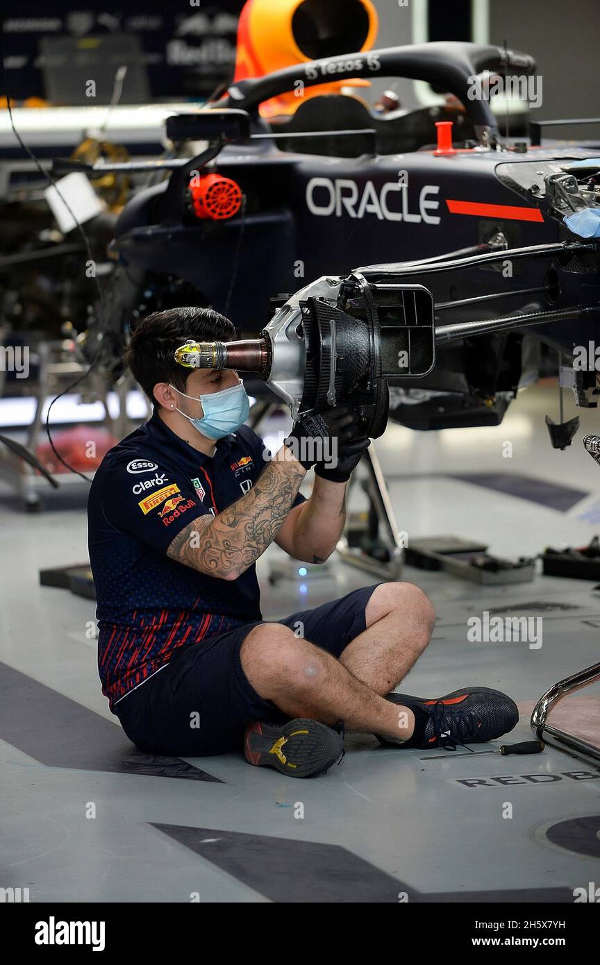 Formula 1 mechanics assemble hi-res stock photography and images - Alamy