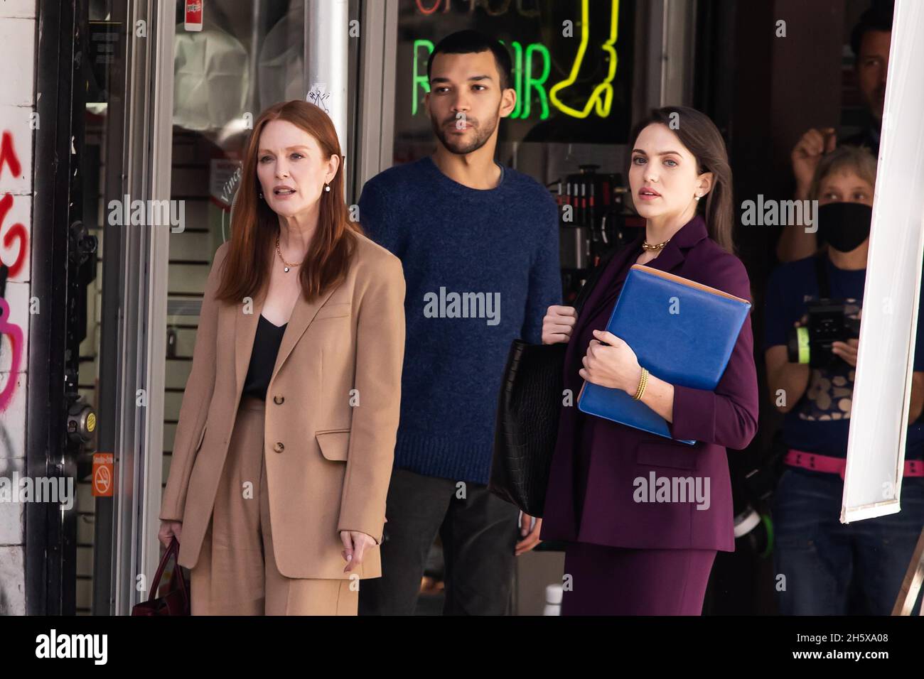 New York - NY - 20211001 - Julianne Moore On Location with 'Sharper ...