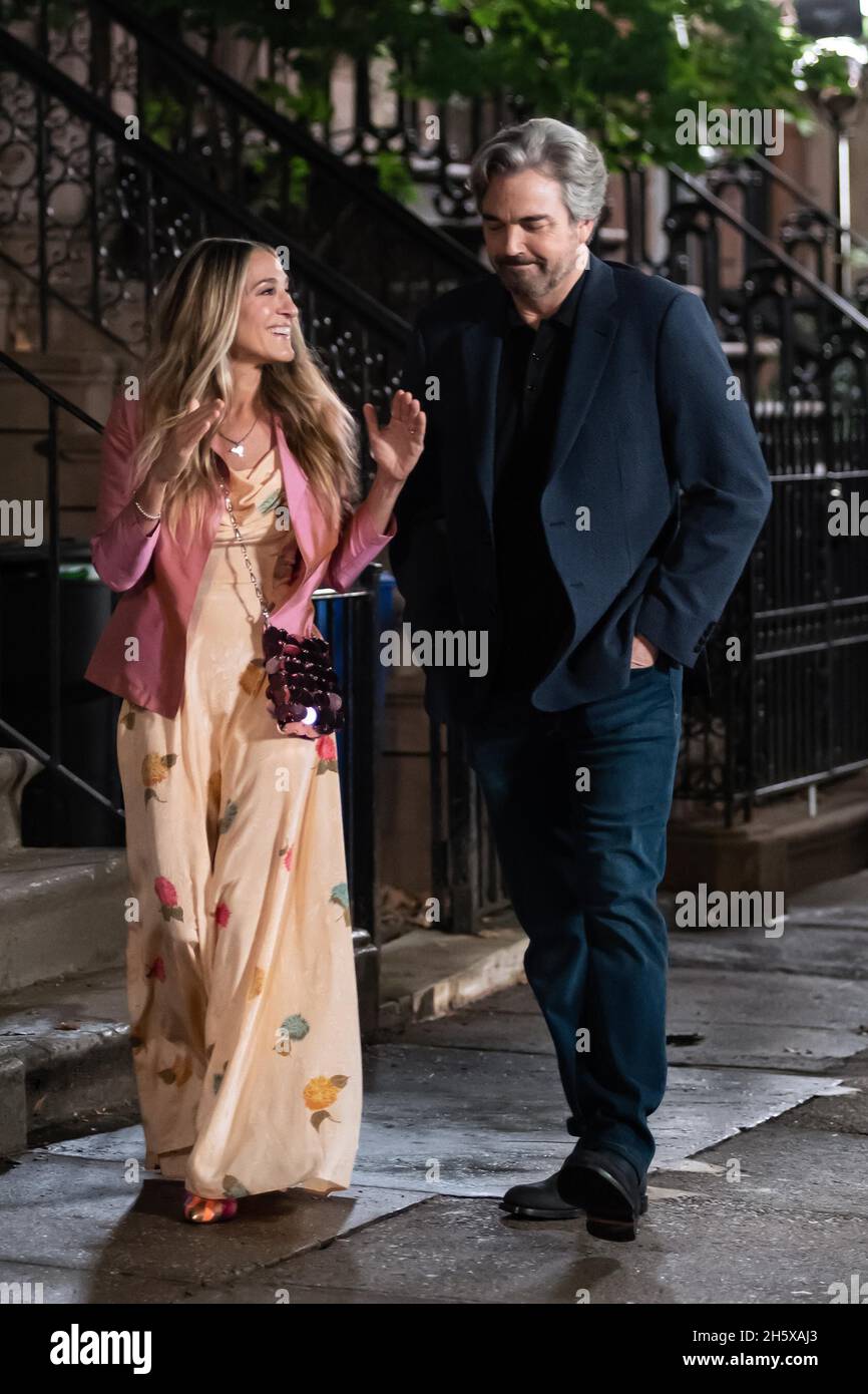 New York - NY - 20211020 - Jon Tenney and Sarah Jessica Parker Filming ...