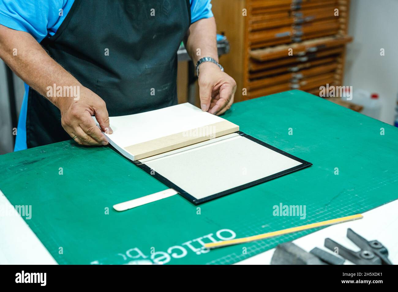Busy binding hi-res stock photography and images - Alamy