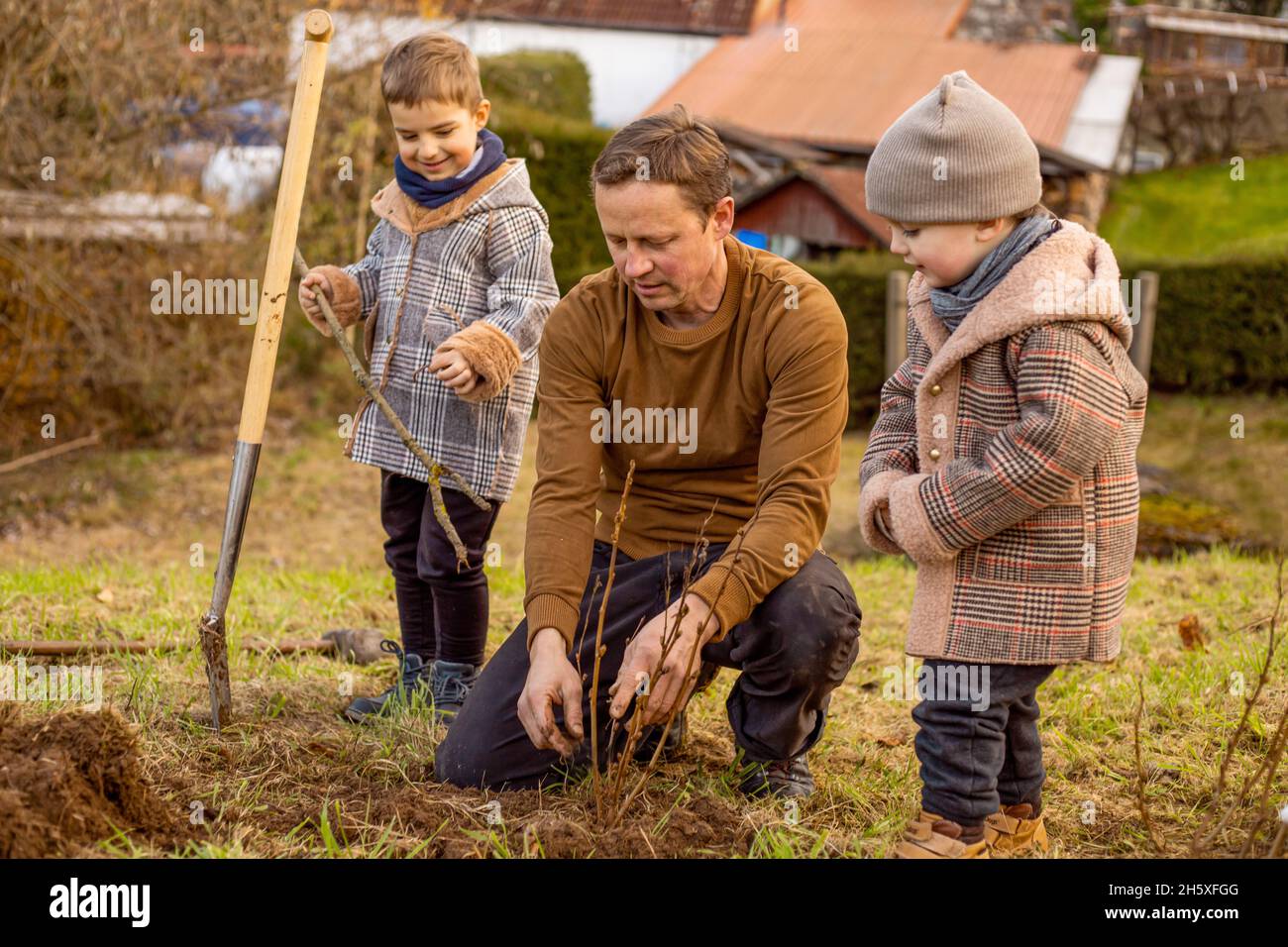 Man with children hi-res stock photography and images - Alamy