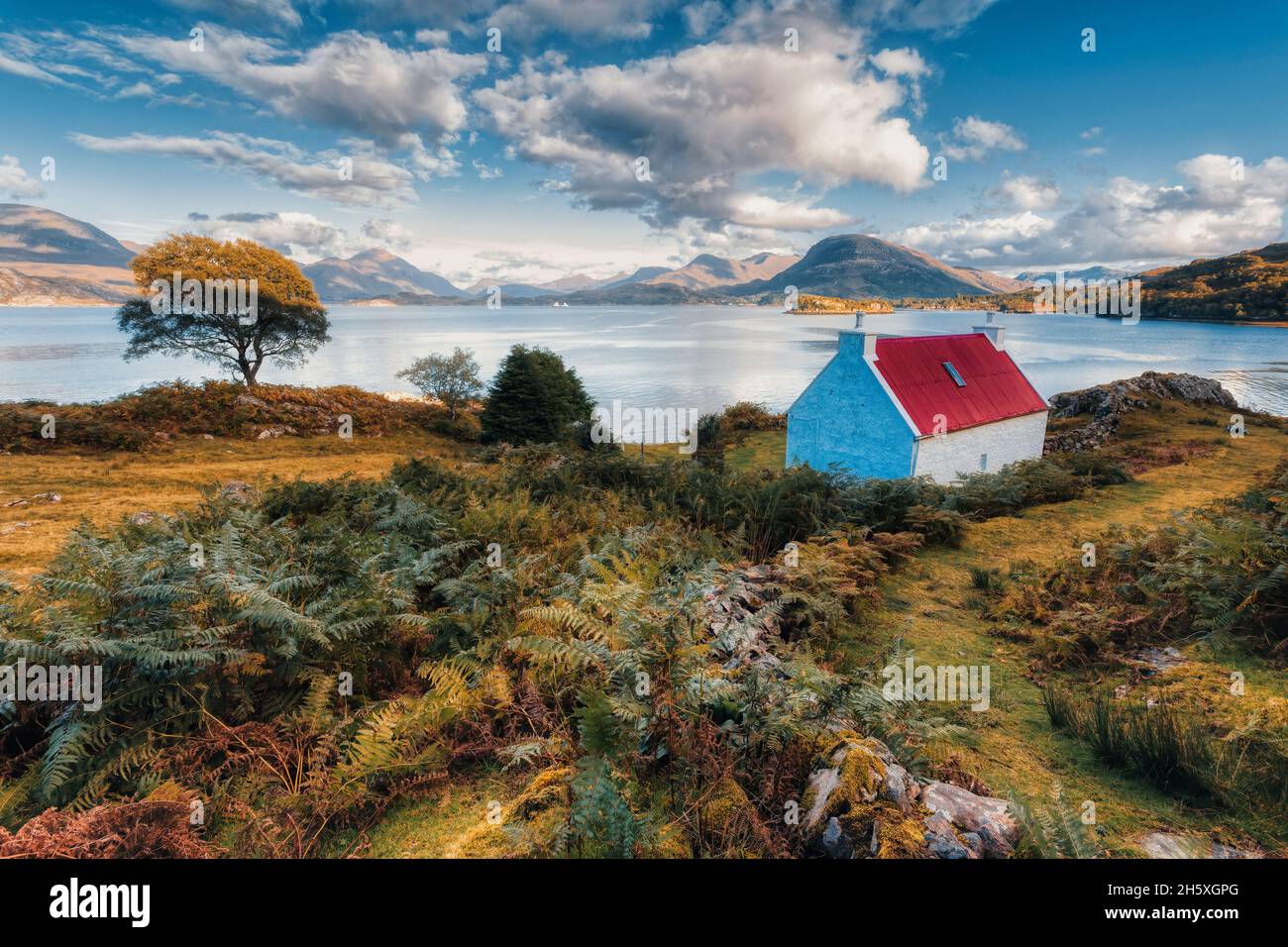 Red roof cottage road applecross hi-res stock photography and images ...