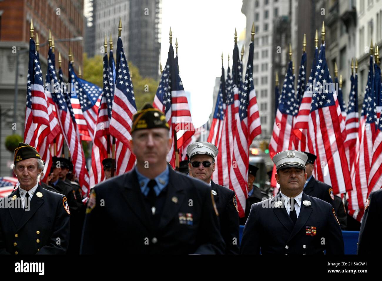 New York, USA. 11th Nov, 2021. Members of the FDNY veterans group march ...
