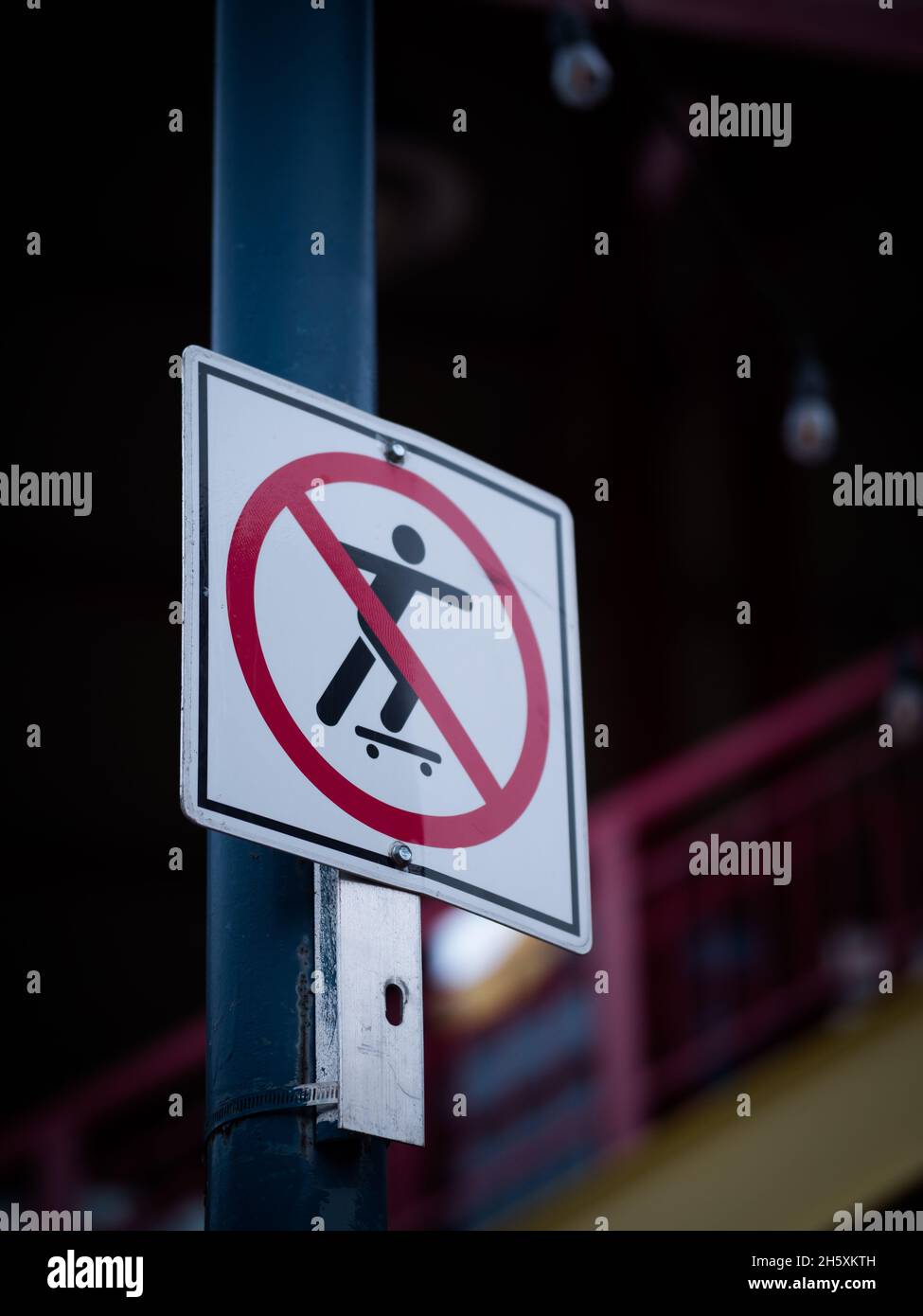 Red do not enter sign no skateboarding hi-res stock photography and ...