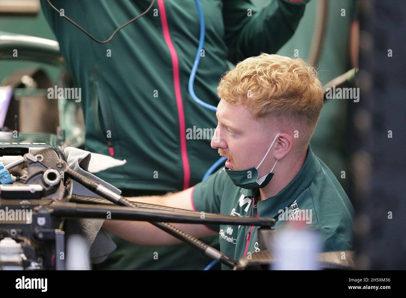 Formula 1 mechanics assemble hi-res stock photography and images - Alamy