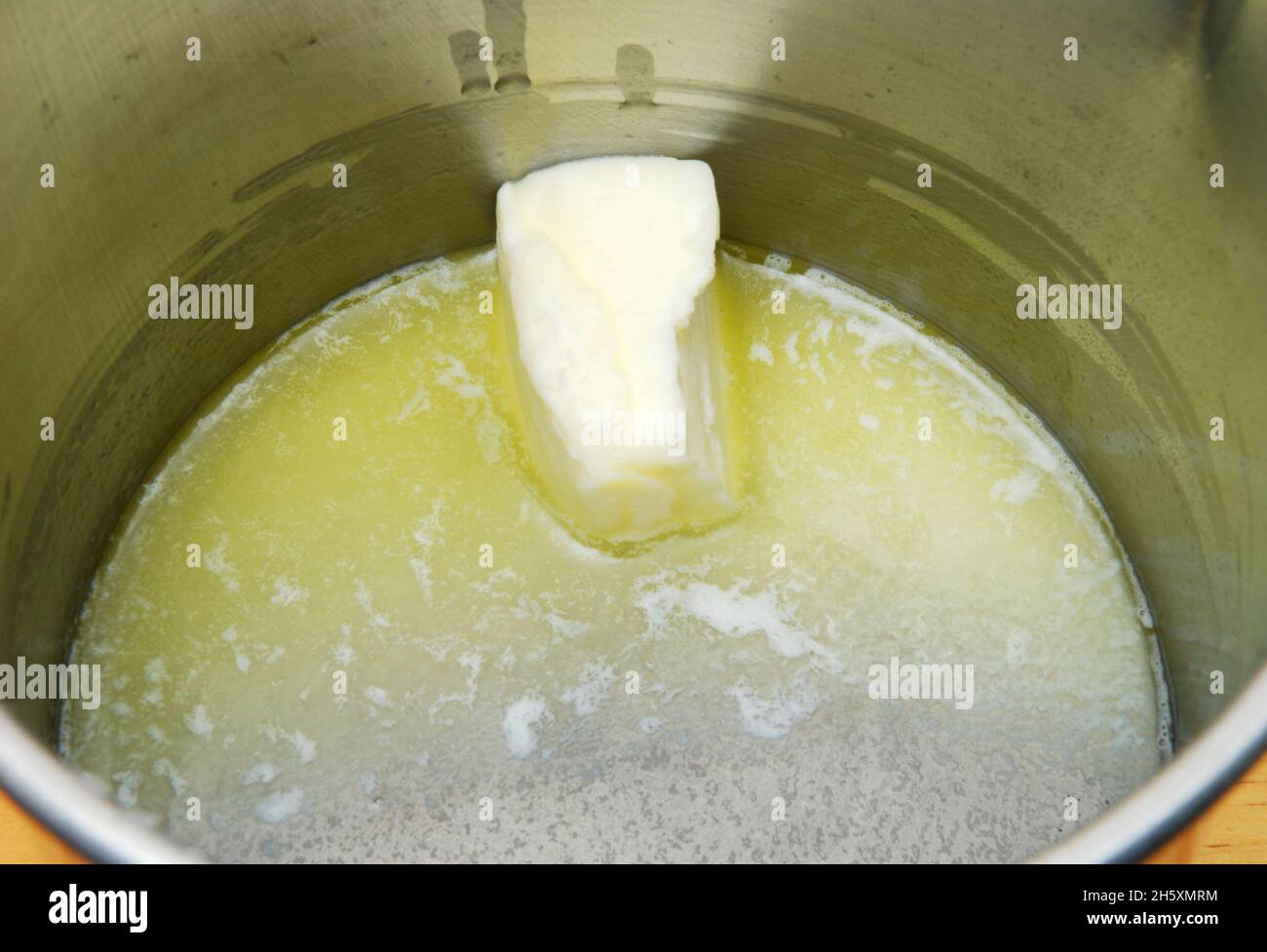 Butter melting in a frying pan Stock Photo - Alamy
