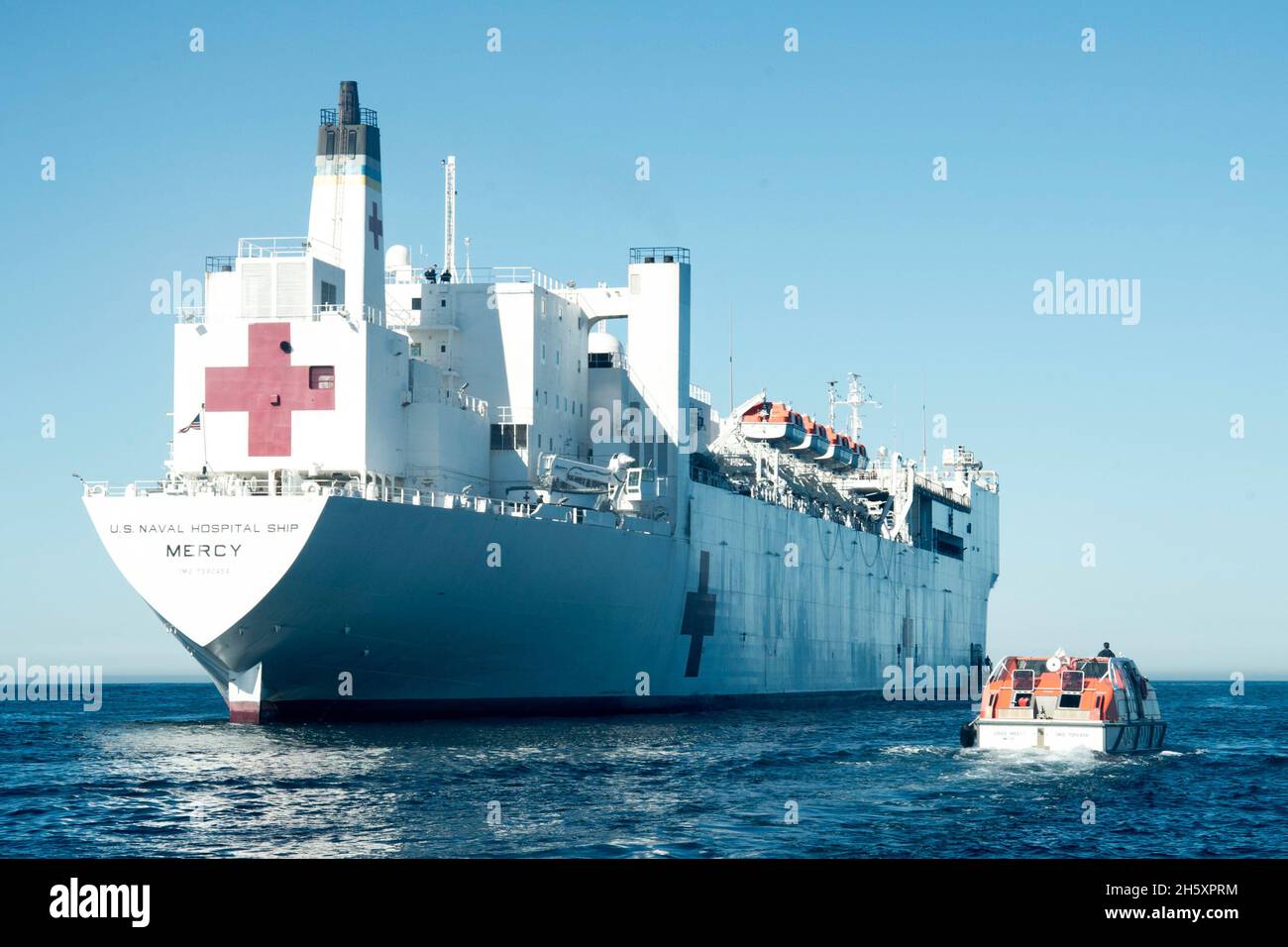 211111-N-AU520-1346 PACIFIC OCEAN (Nov. 11, 2021) Sailors and civilian ...