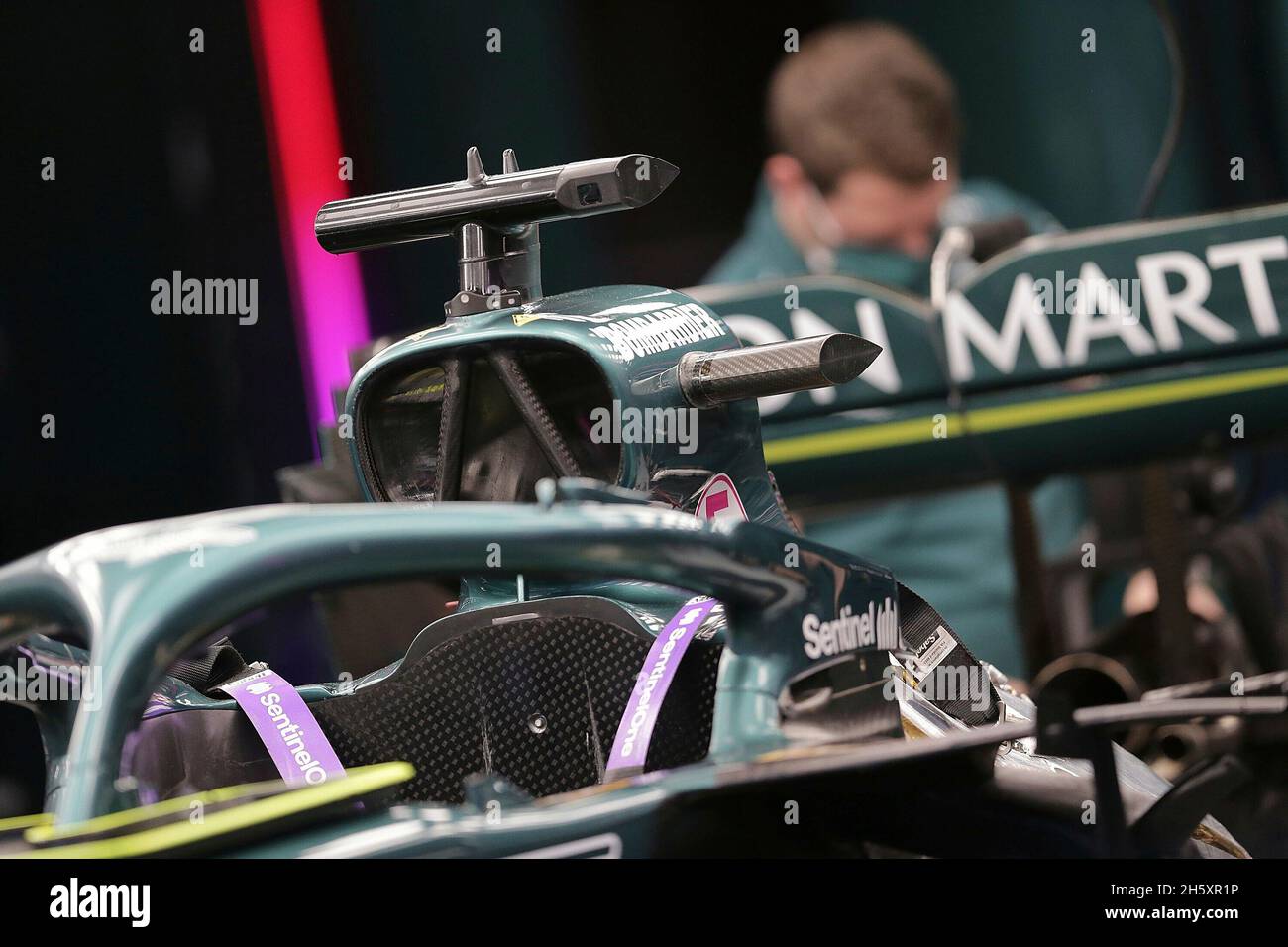 Formula 1 mechanics assemble hi-res stock photography and images - Alamy