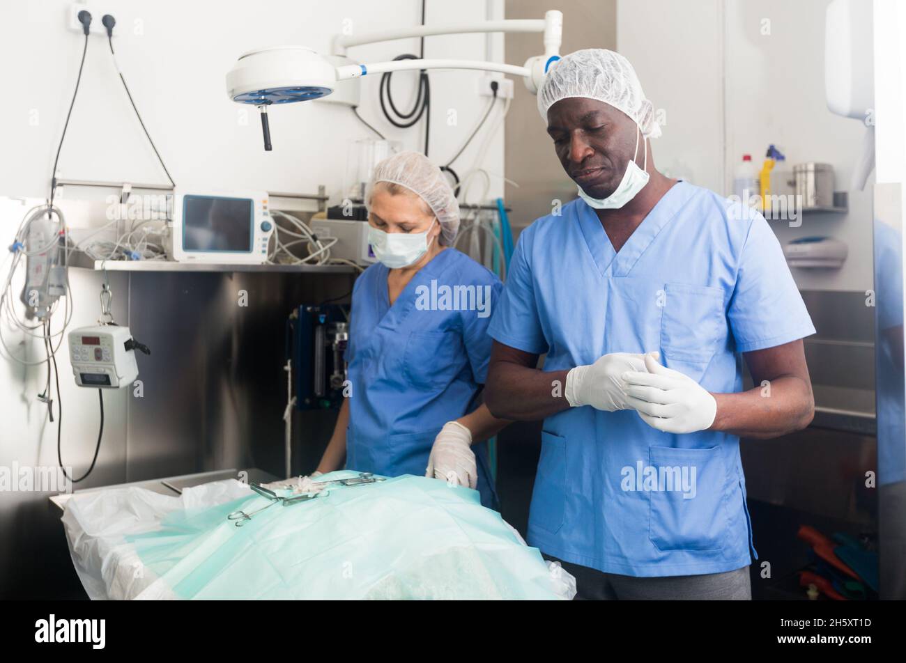 Surgery team after operation hi-res stock photography and images - Alamy