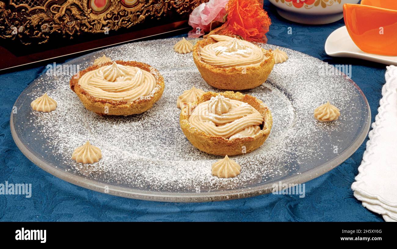 Kitchen baskets cream hi-res stock photography and images - Alamy