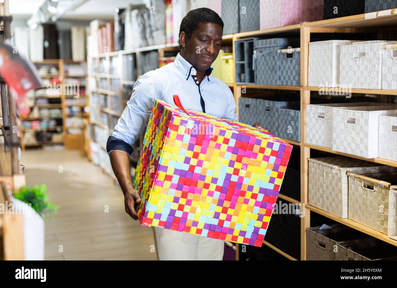 Kitchen equipment store ethnic hi-res stock photography and images - Alamy