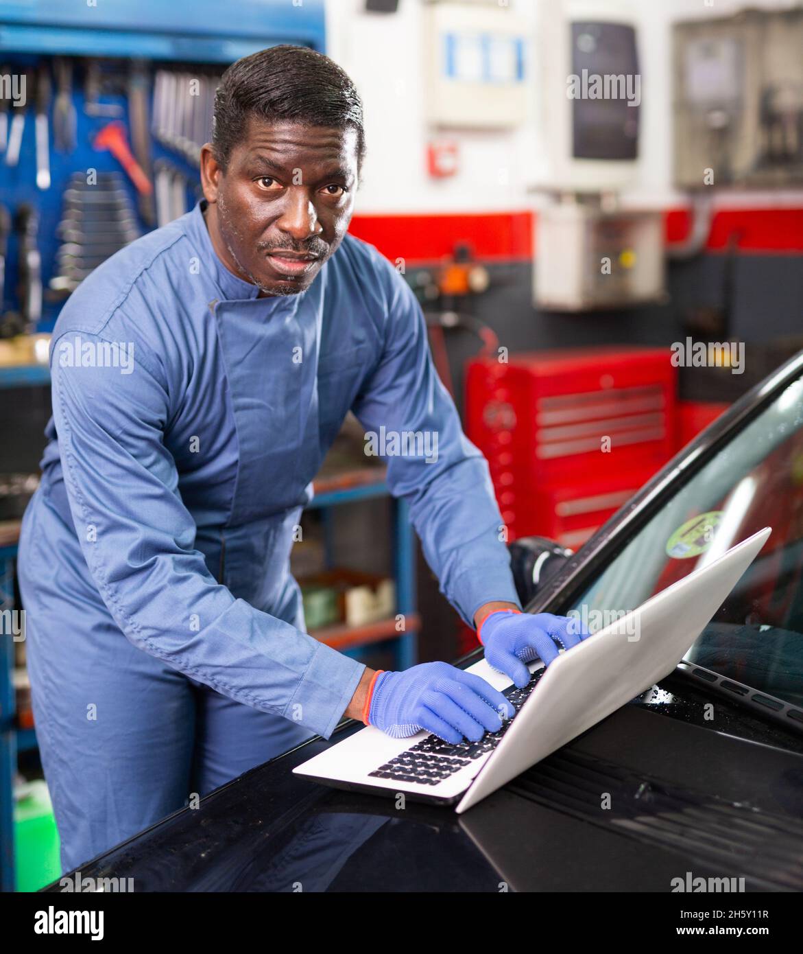 African mechanic man using hi-res stock photography and images - Alamy