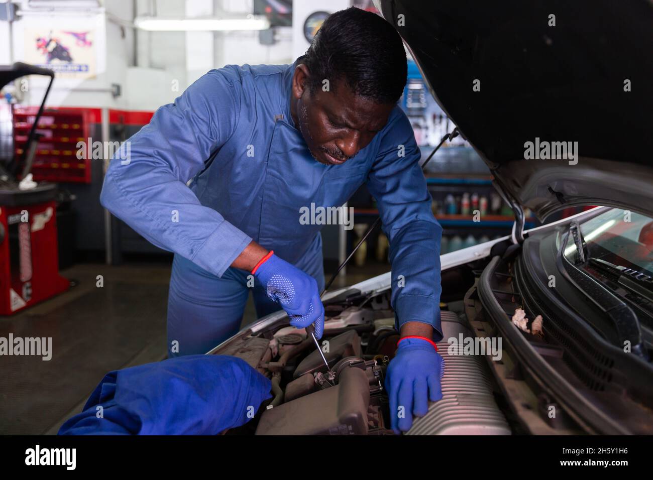 Skilled mechanic hi-res stock photography and images - Alamy
