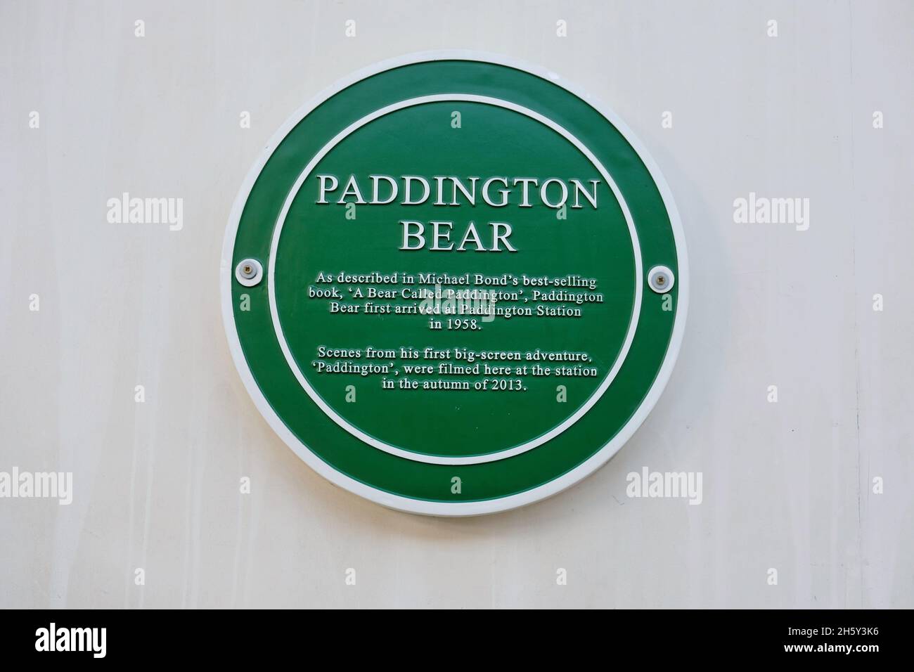 The green roundel marking the location inside Paddington train station ...