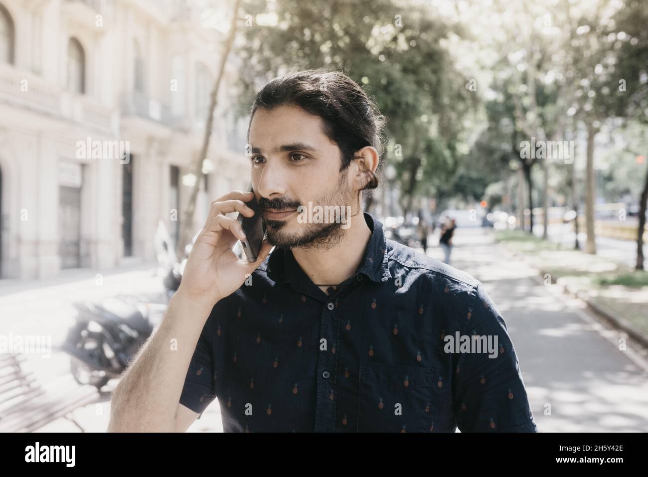White guy talking on the phone outdoors Stock Photo - Alamy