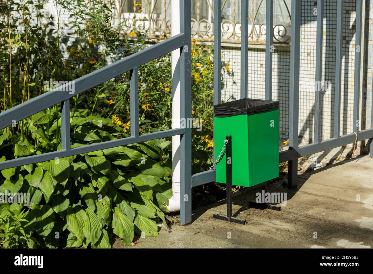 Inside a trash can hi-res stock photography and images - Alamy