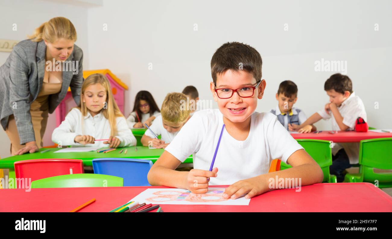 Boy and girl drawing in class hi-res stock photography and images - Alamy