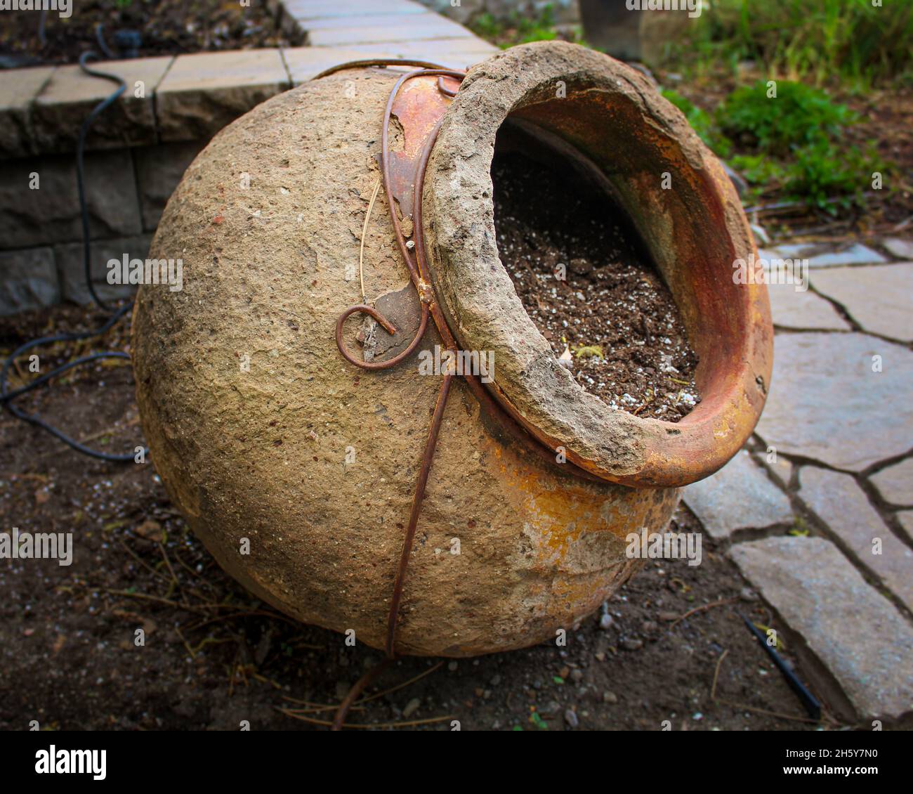 Garden pot with soil/dirt Stock Photo - Alamy