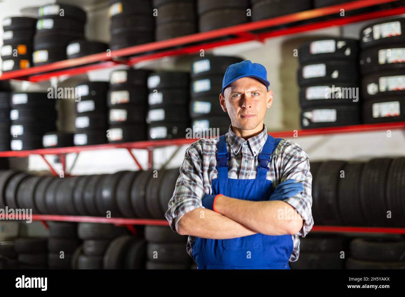 Professional auto mechanic posing in workshop Stock Photo - Alamy