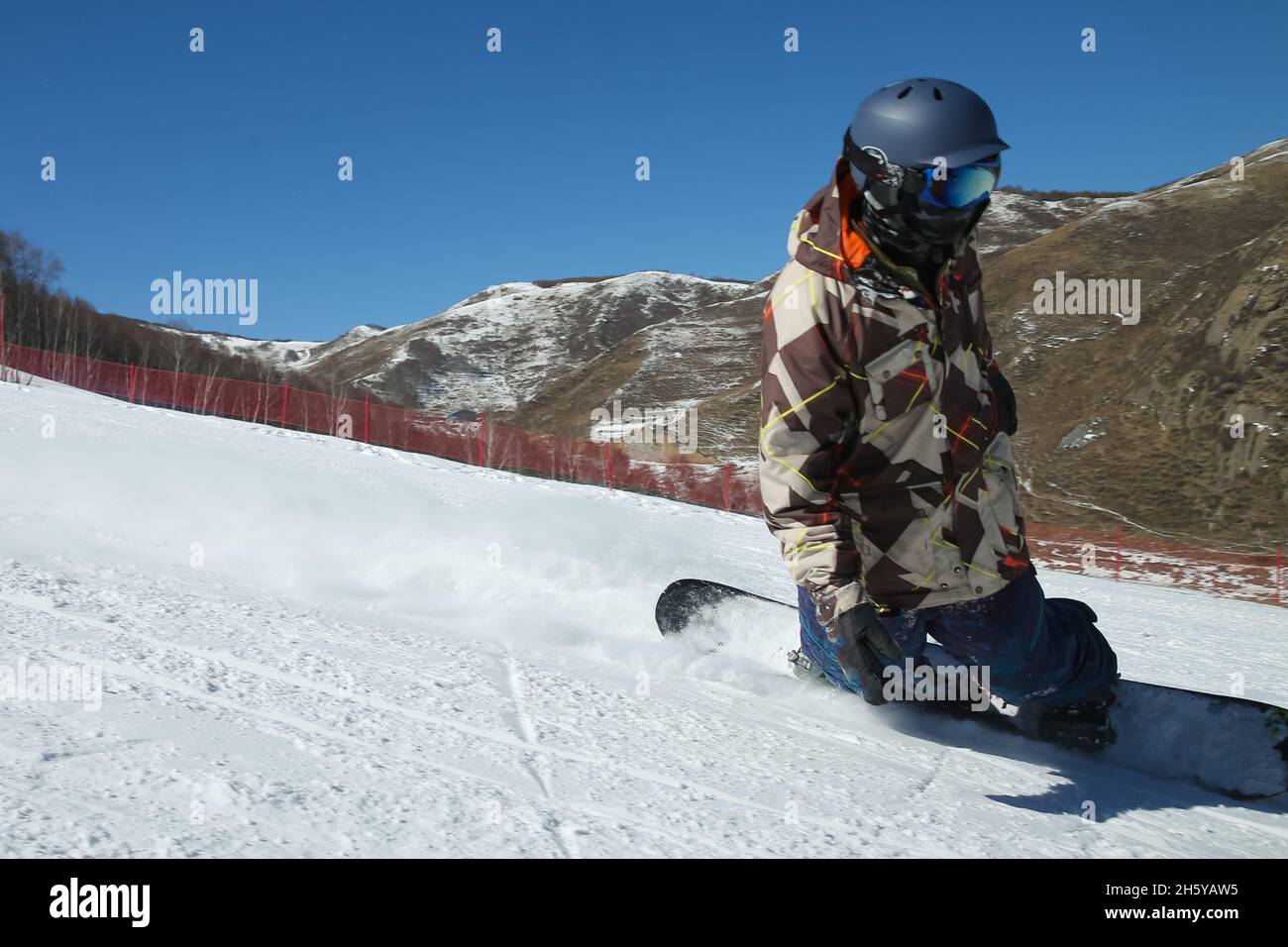 Young men outdoor skiing Stock Photo - Alamy