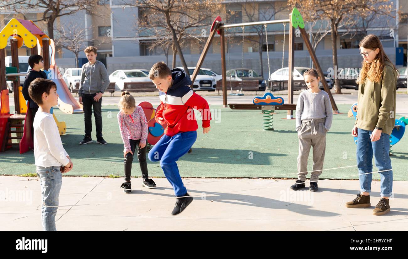 Chinese play skipping rope hi-res stock photography and images - Alamy