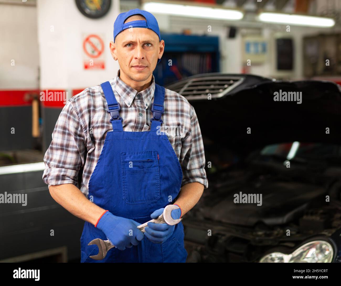 Professional auto mechanic posing in workshop Stock Photo - Alamy