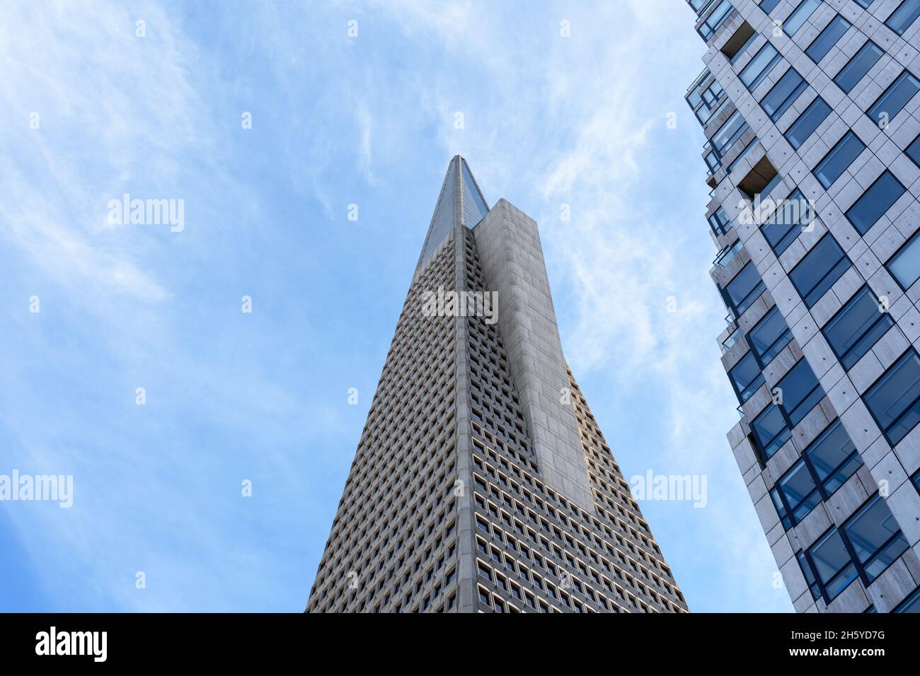 Transamerica Pyramid skyscraper and 655 Montgomery street office ...