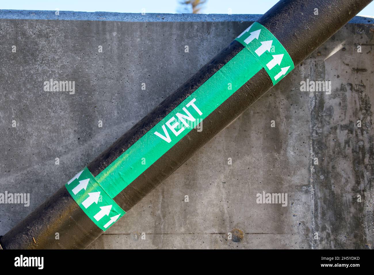 Vent marker on pipe with an arrow to indicate flow Stock Photo - Alamy