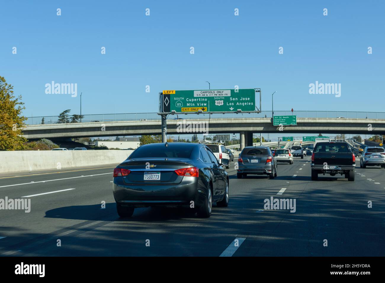 Vehicle traffic on southbound highway 101 in Silicon Valley. Highway 85 ...