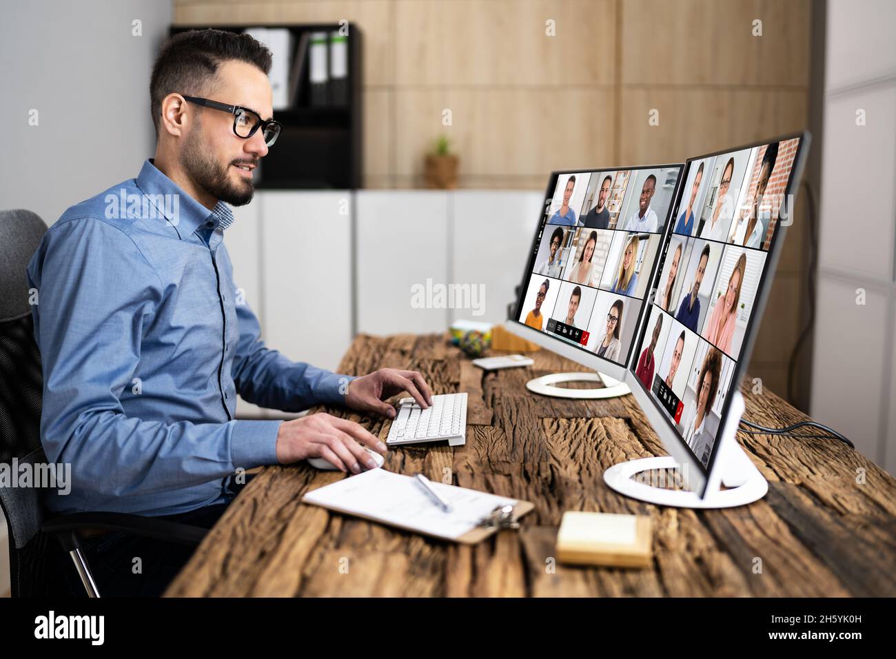 Online virtual meeting hi-res stock photography and images - Alamy