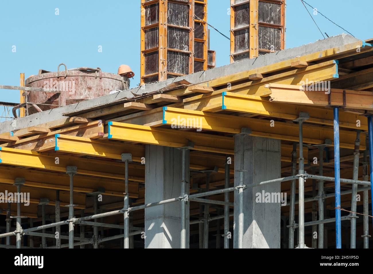 Construction of high rise building hi-res stock photography and images ...