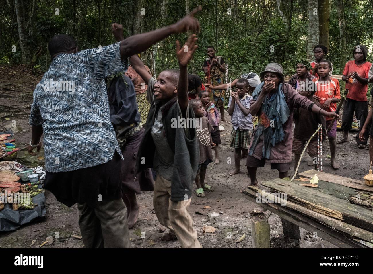 Uganda pygmies hi-res stock photography and images - Alamy