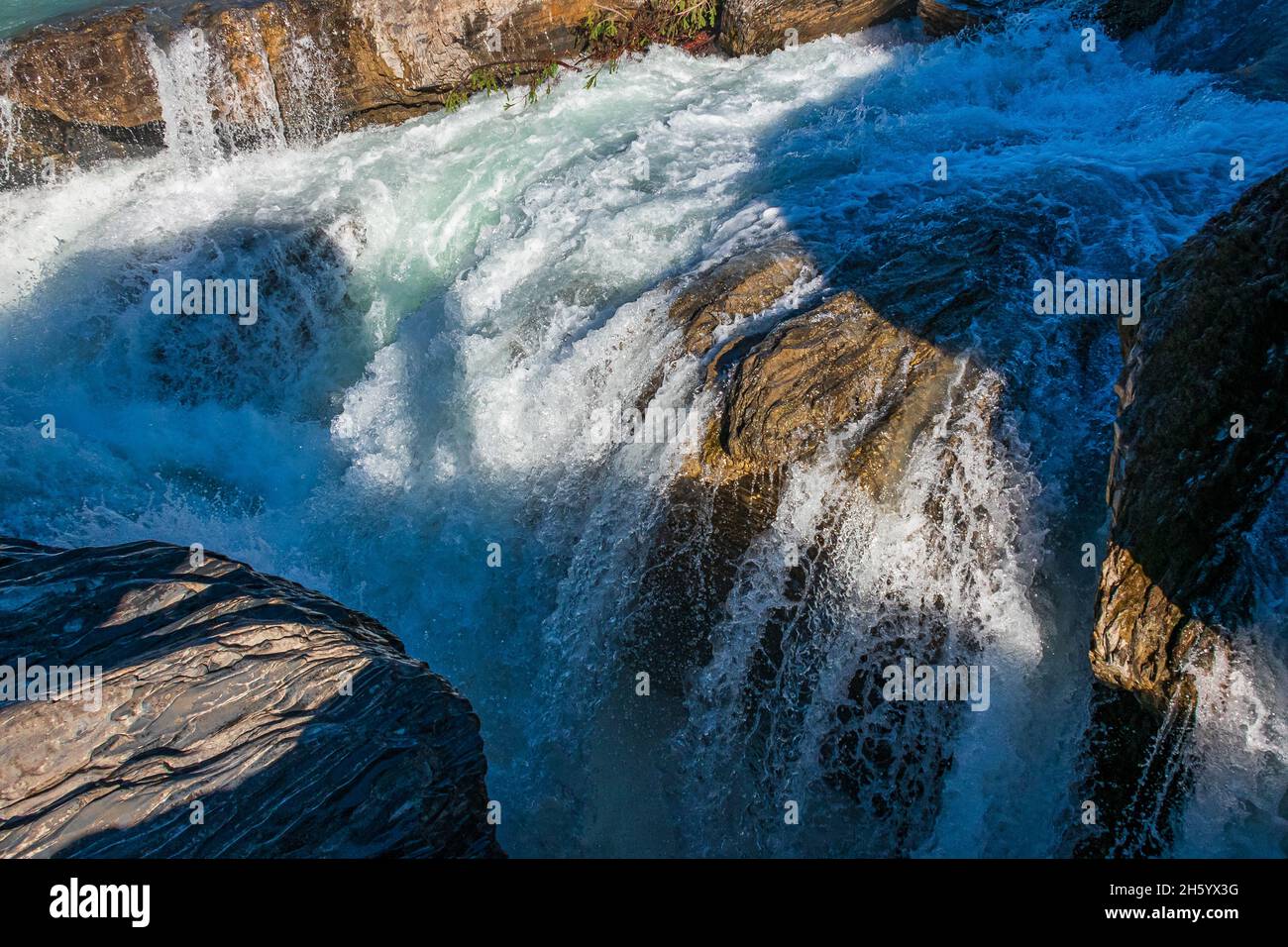 Natural bridge yoho national park hi-res stock photography and images ...