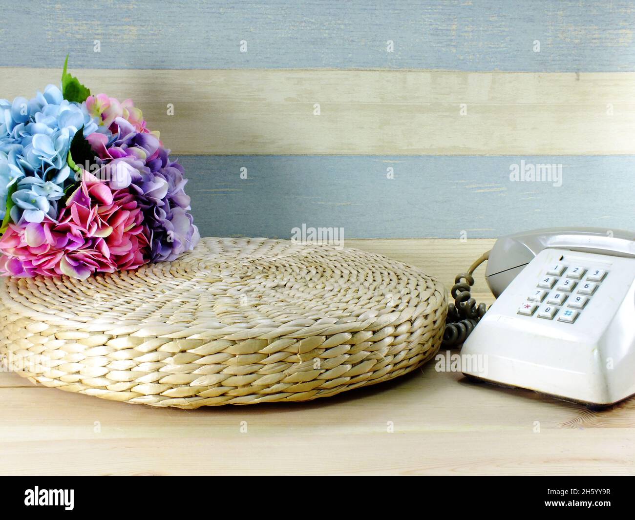 Retro telephone home hi-res stock photography and images - Alamy