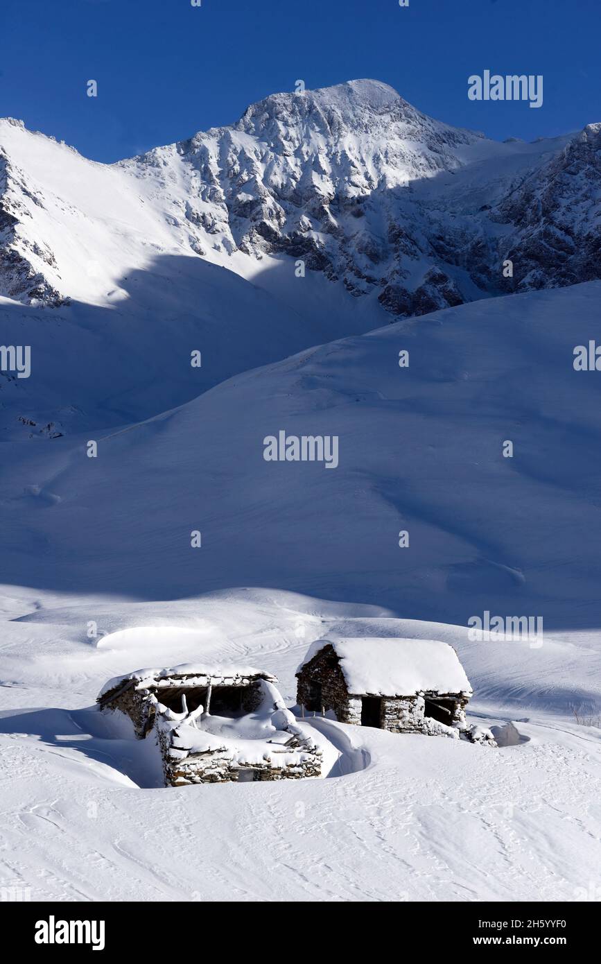 Old chalets hi-res stock photography and images - Alamy