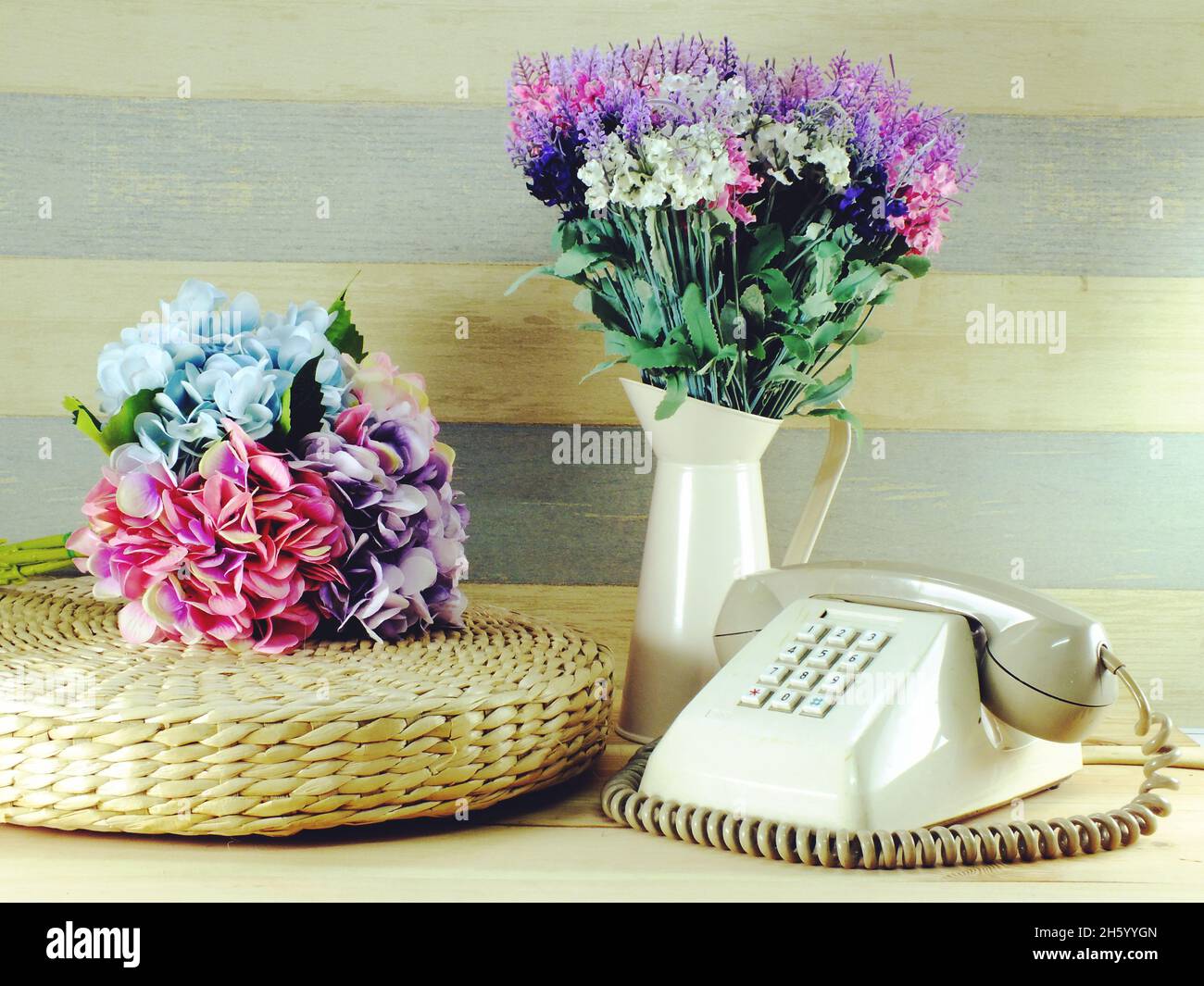 Retro telephone home hi-res stock photography and images - Alamy