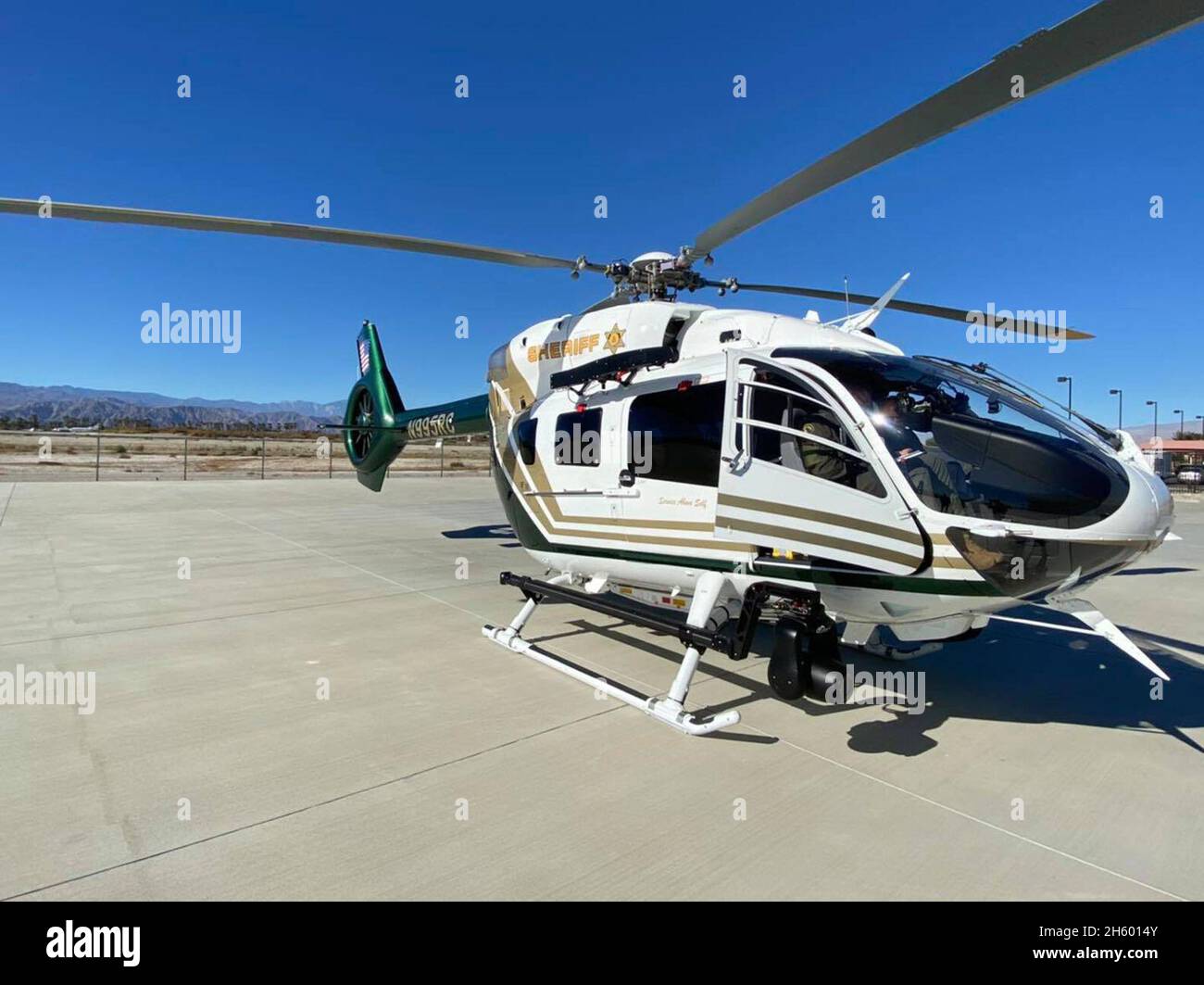 Sheriffs helicopter hi-res stock photography and images - Alamy