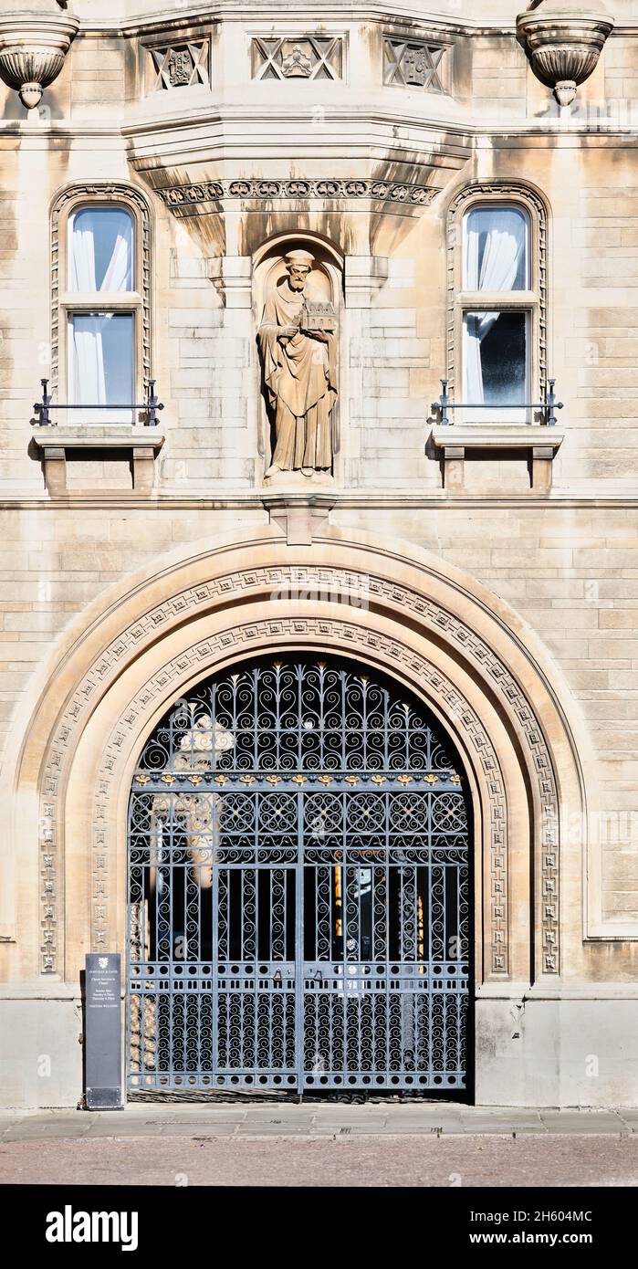 Statue of founder above entrance gate at Gonville and Caius college ...