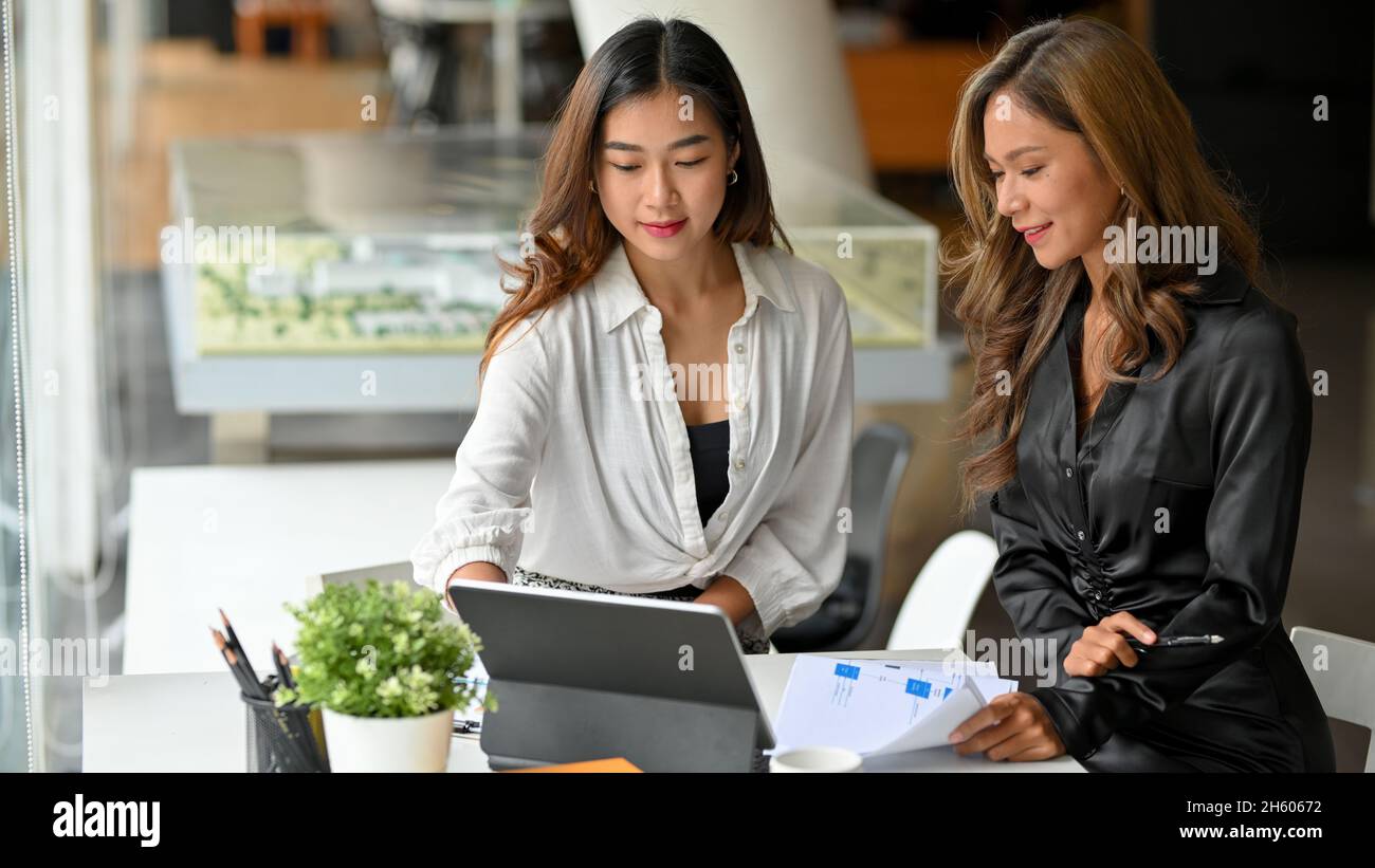 Attractive female financial banking broker holding a casual meeting ...