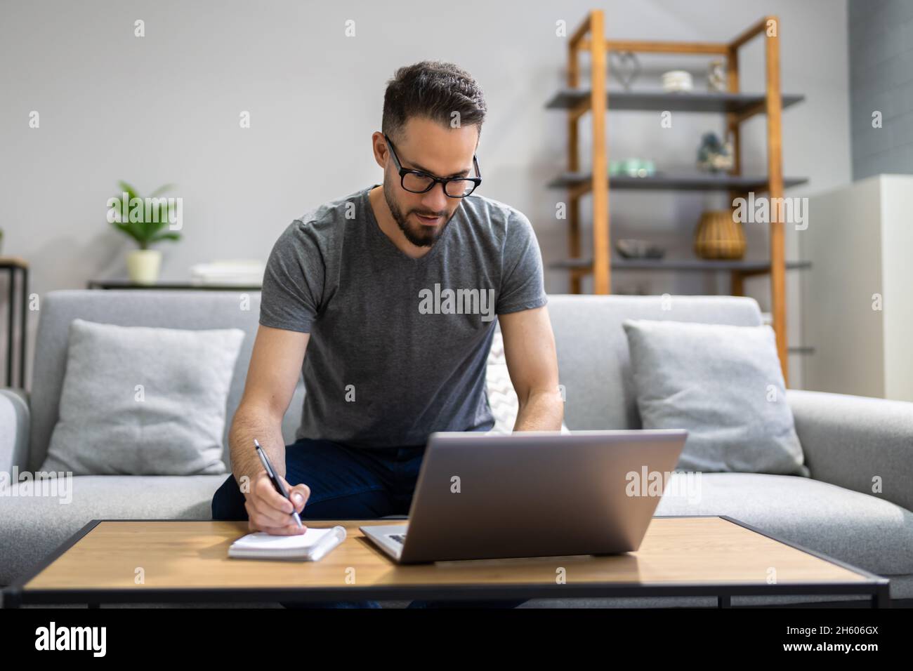 Journalist writing hi-res stock photography and images - Alamy