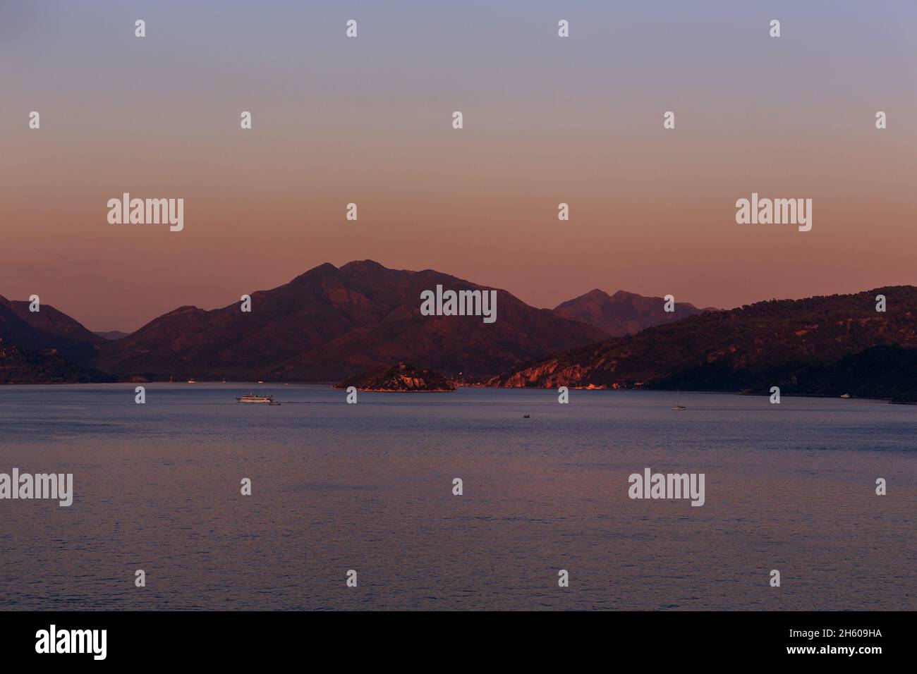Beautiful view of the evening on the beach with mountains. Marmaris ...