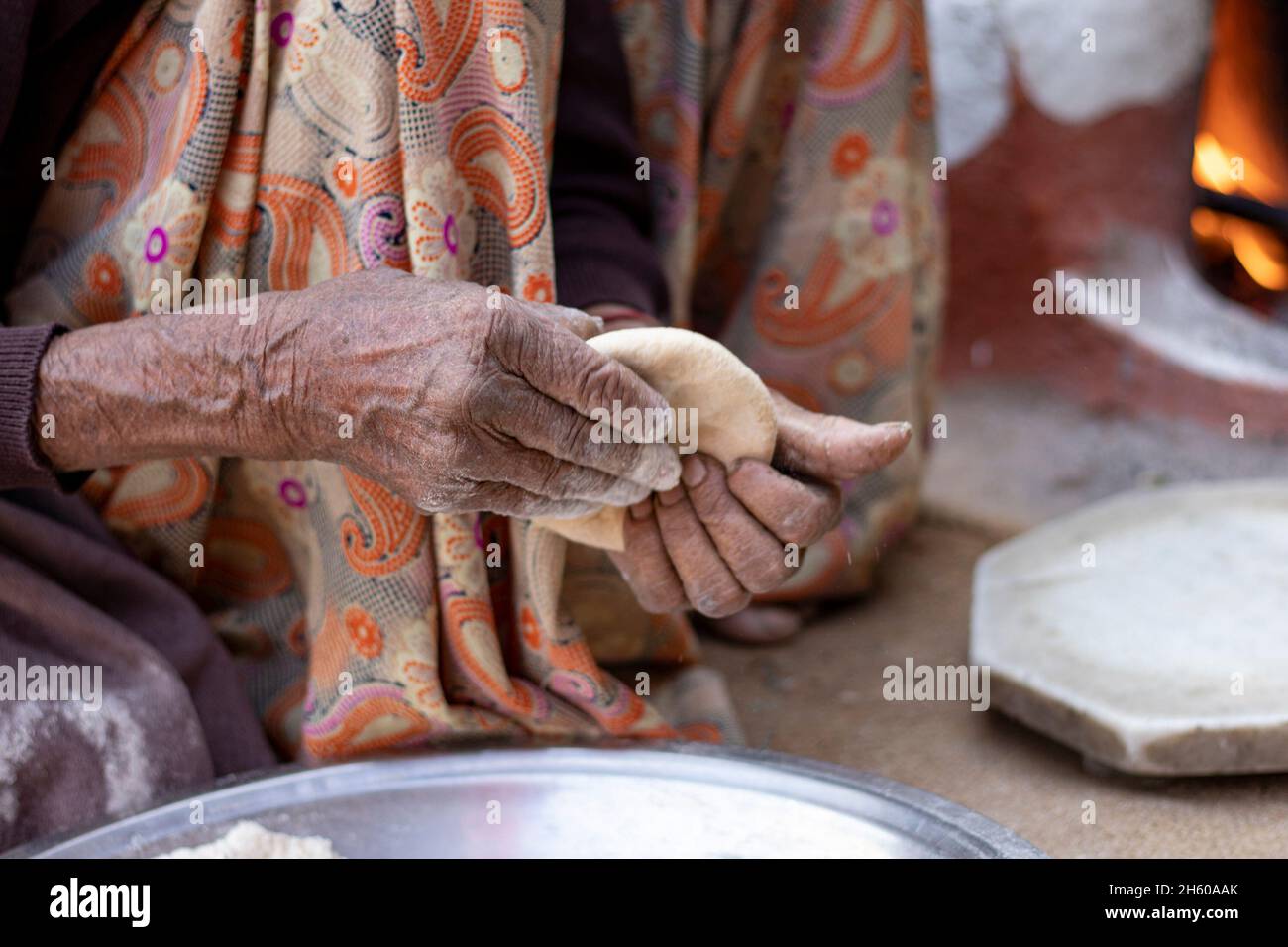 Making chapati hi-res stock photography and images - Alamy