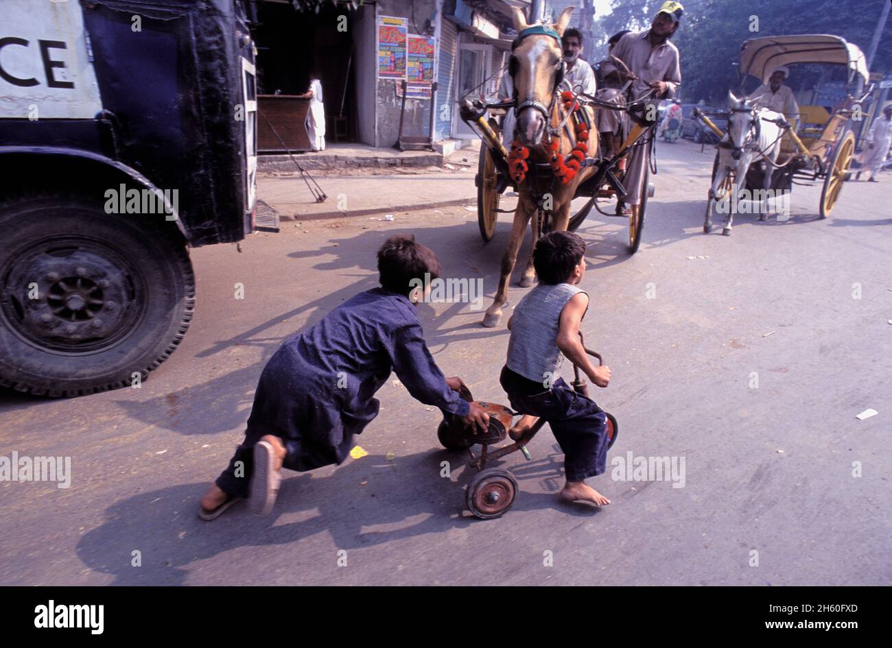 Enfants des rues hi-res stock photography and images - Alamy