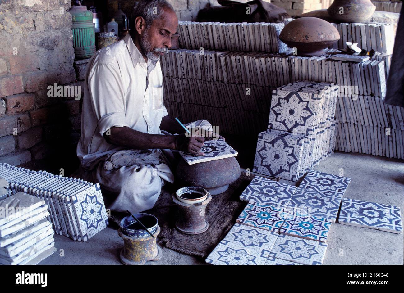 Craftsman, Ceramic, Town of Halla, Sind Province, Pakistan Stock Photo ...