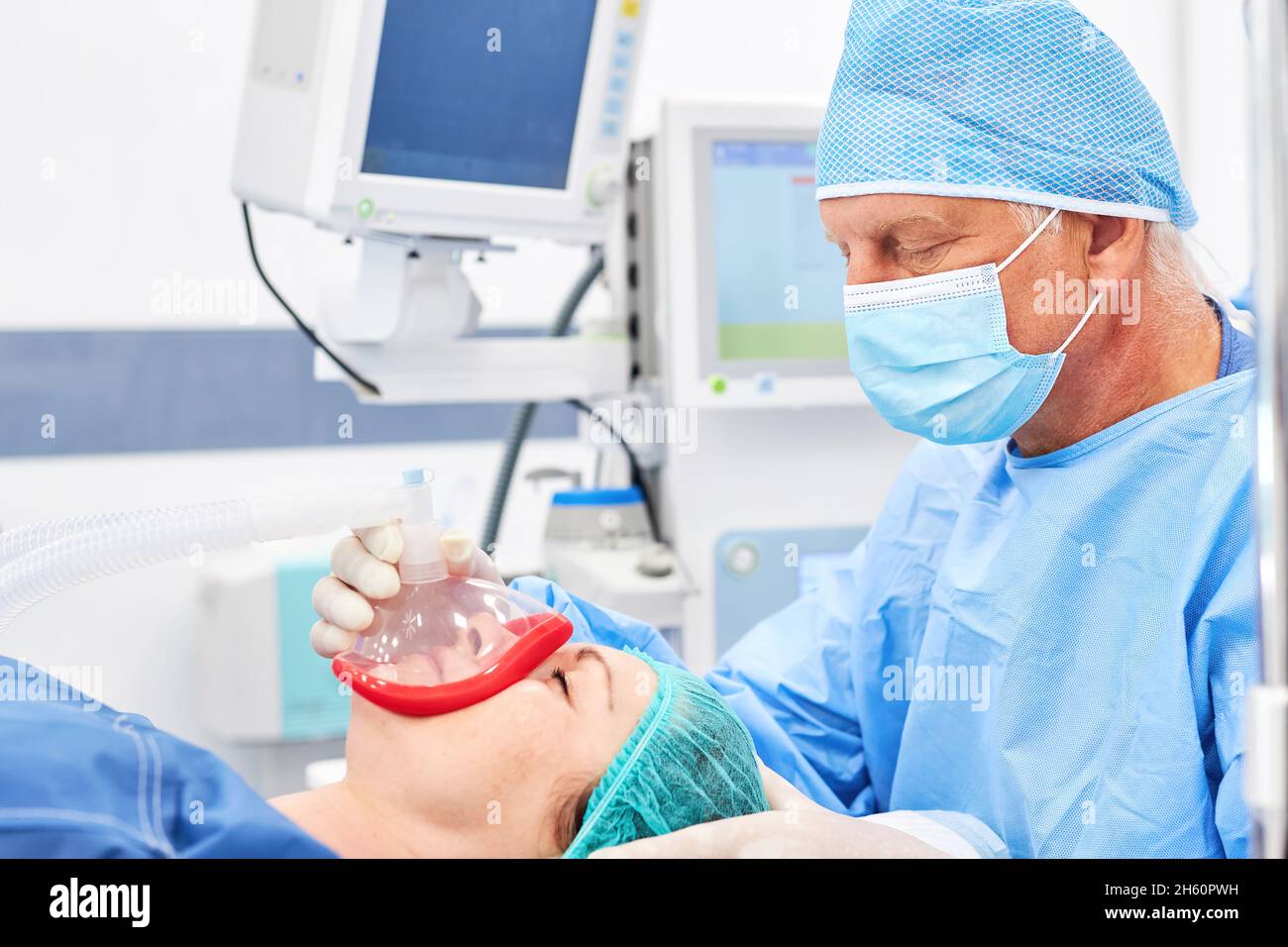 Anesthesiologist gives anesthesia to female patient before operation in ...